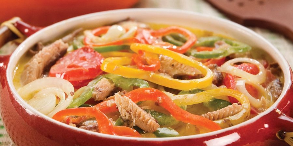 Aprenda a fazer moqueca de sardinha rápida e prática para o almoço - Guiame Aprenda a fazer moqueca de sardinha rápida e prática para o almoço - Guiame