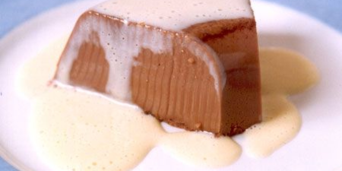Aprenda a fazer uma sobremesa de Flan de chocolate com creme inglês ...