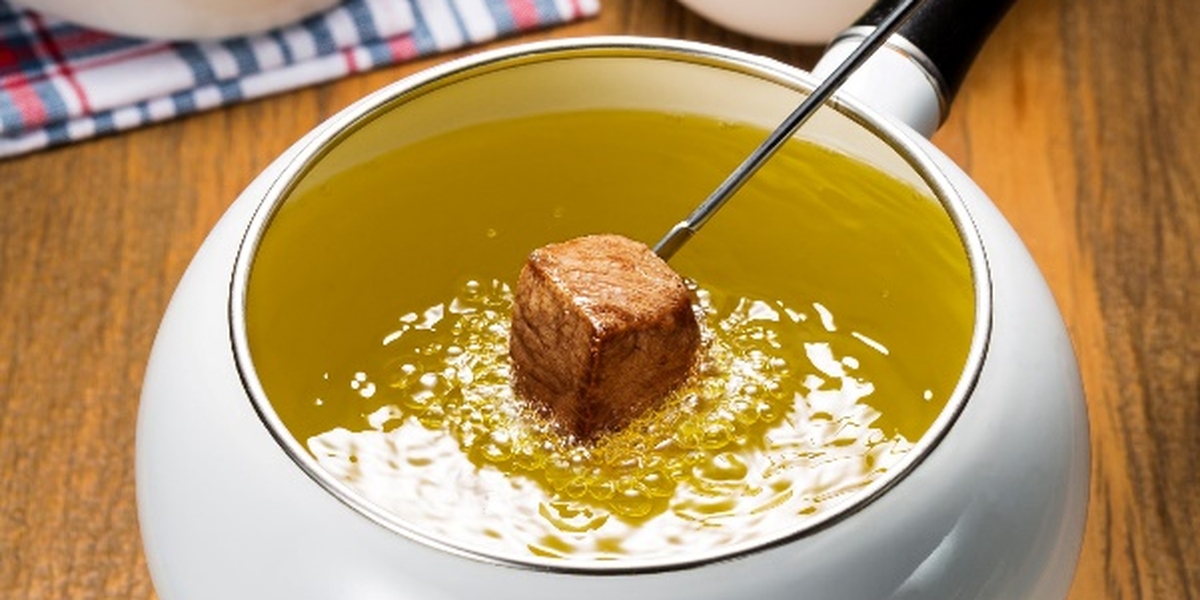 Fondue de filé-mignon com três molhos combina com frio - Guiame