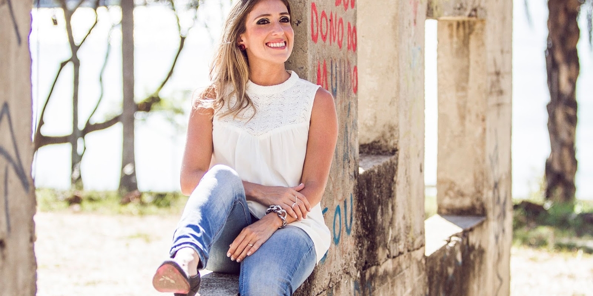 Mônica Oliveira apresenta preview do CD "Ele me Amou” - Guiame