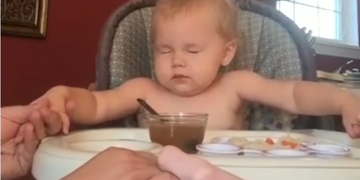 Vídeo mostra bebê orando antes da refeição e inspira famílias nas redes ...