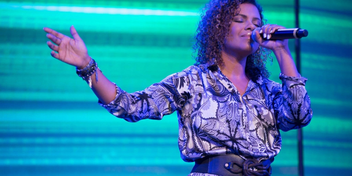 Nívea Soares lança versão ao vivo de "Ousado Amor"; assista - Guiame