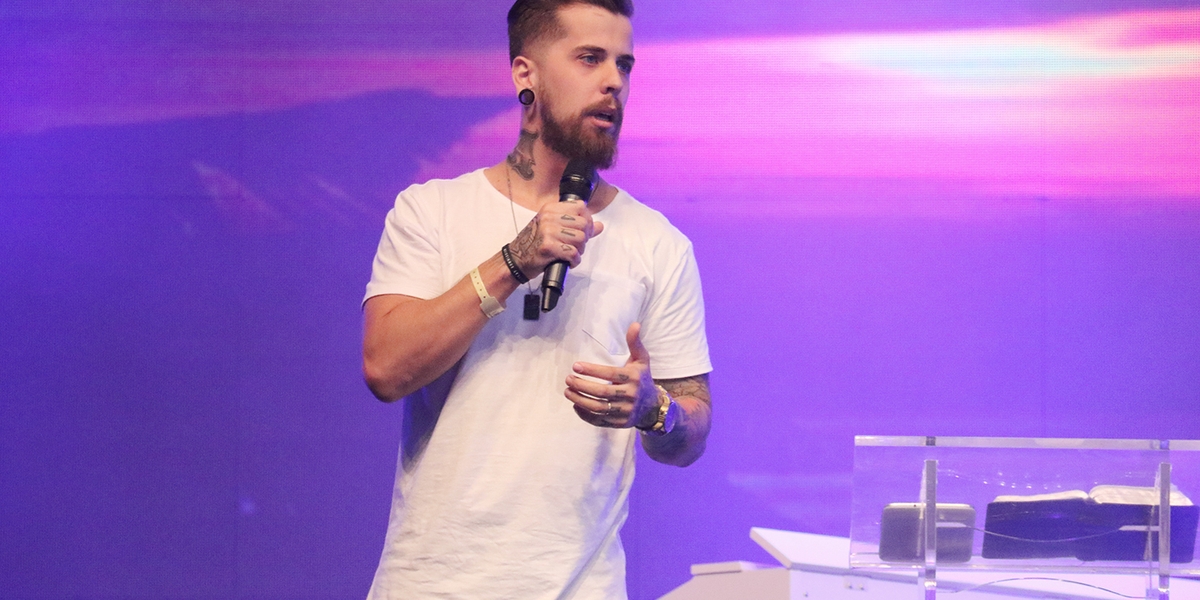 “Nosso interior clama por algo maior, que o mundo não pode oferecer ...