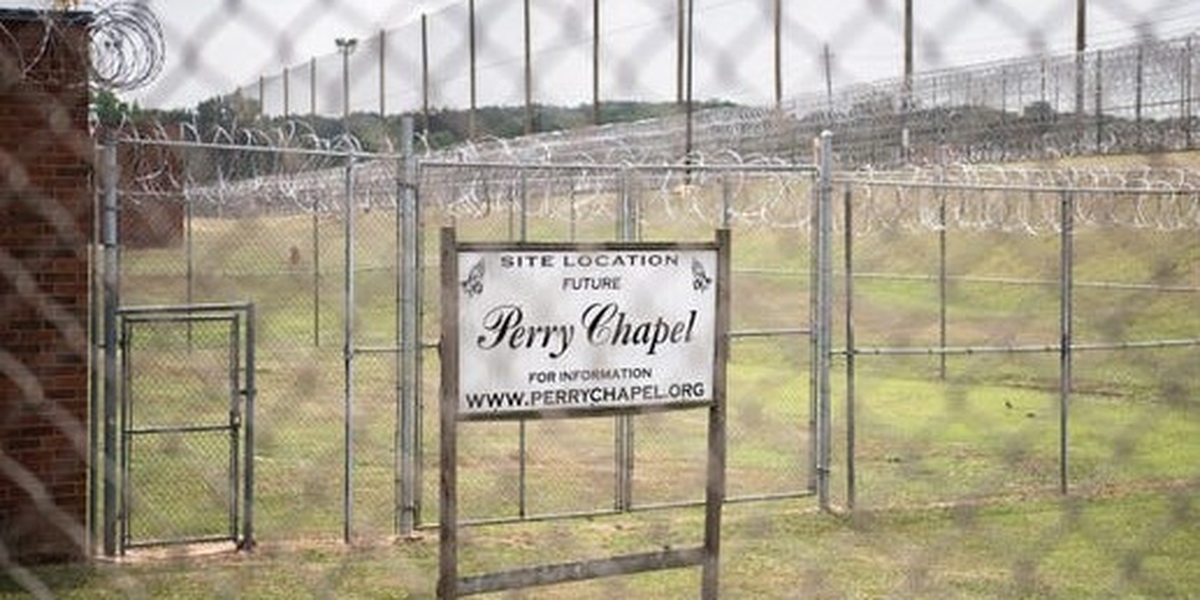 Voluntários se unem a capelão para construir igreja dentro de prisão ...