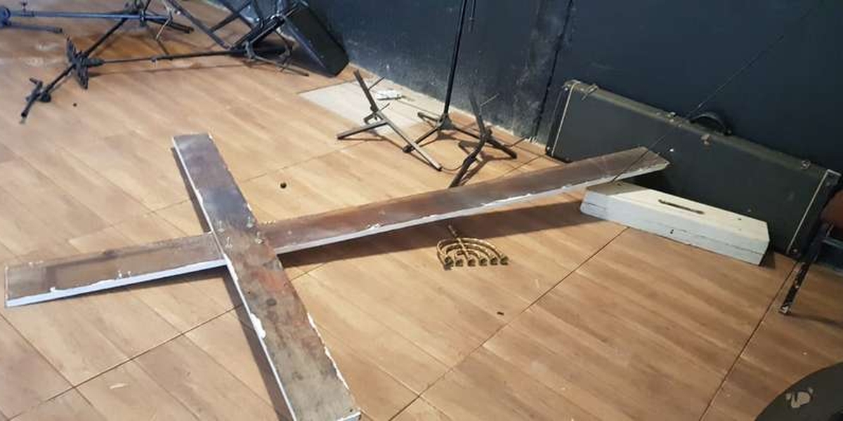 Vândalos invadem igreja evangélica, rasgam Bíblias e urinam no altar ...