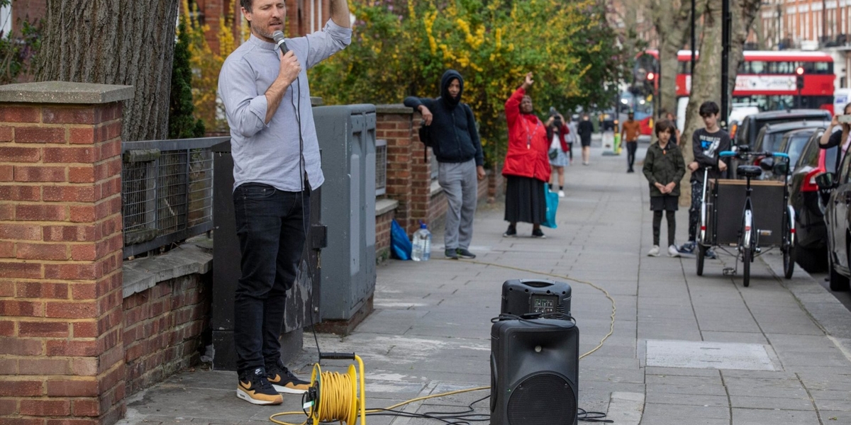 Homem prega nas ruas de Londres para ‘levar esperança’ em tempos de ...