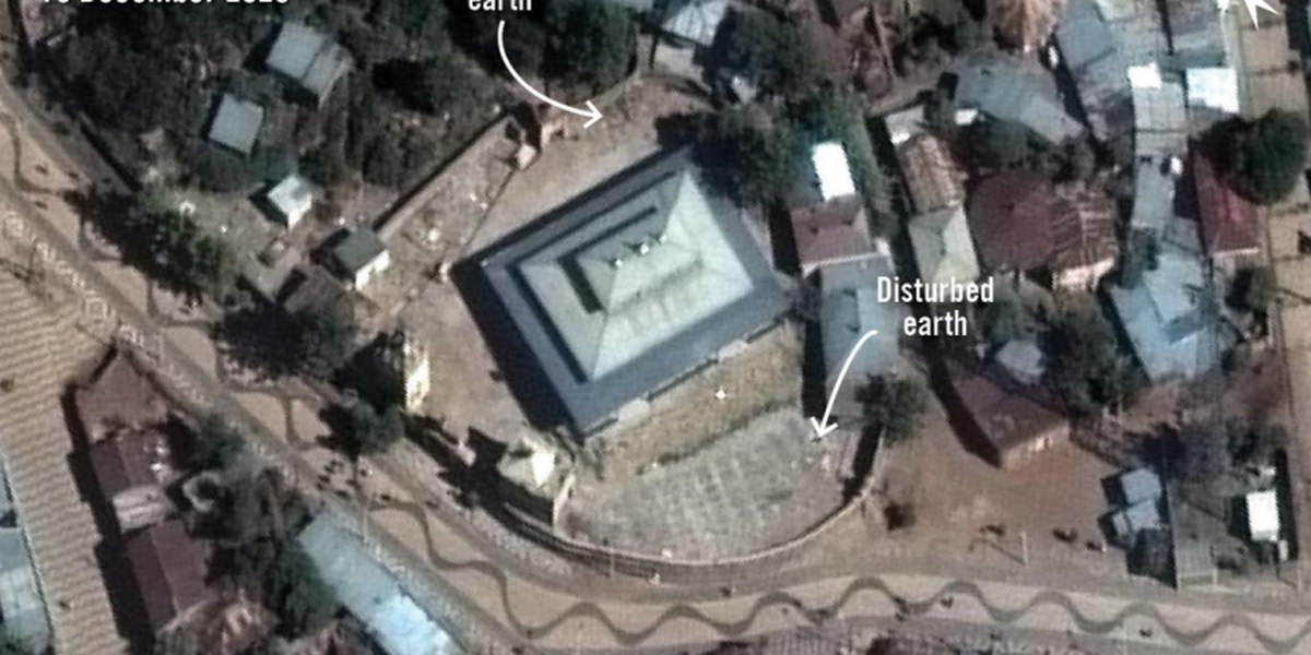Imagens de satélite mostram valas comuns perto de igrejas massacradas ...