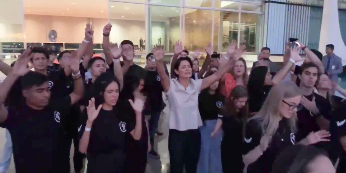 Michele Bolsonaro se une a jovens em ato profético pelo Brasil: “Jesus ...
