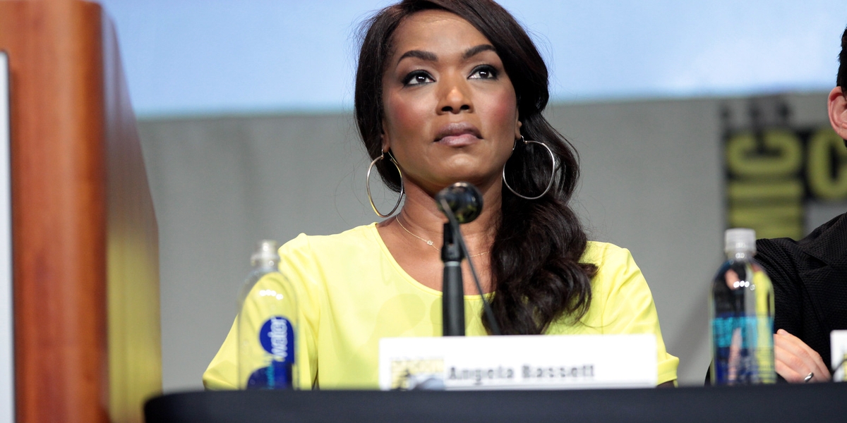 “Coisas boas vêm para aqueles que oram”, diz atriz na premiação do ...