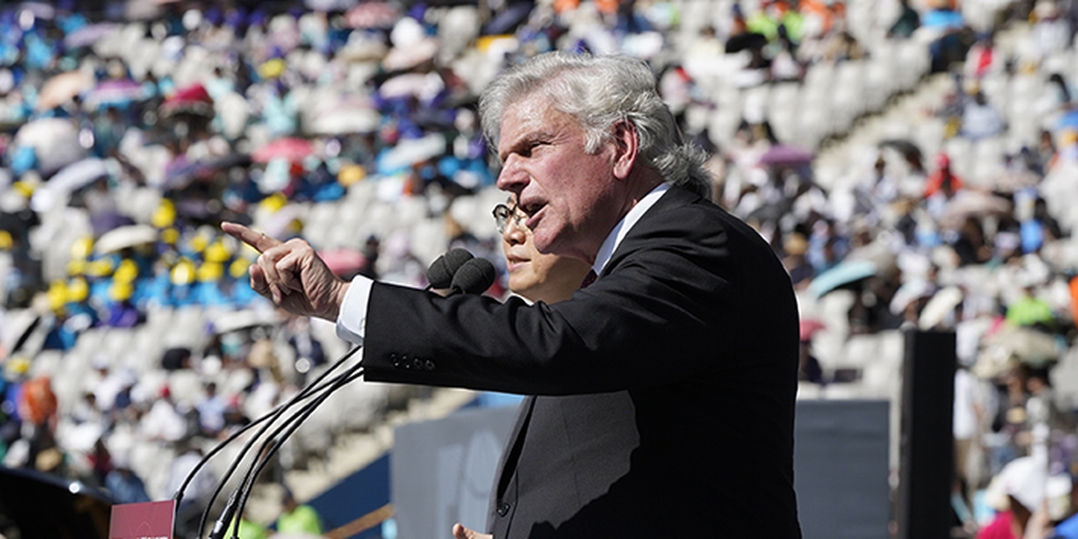 50 anos após Billy Graham, Franklin Graham prega a 70.000 na Coreia do ...