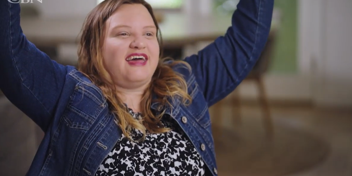 Mulher com doença degenerativa na coluna deixa cadeira de rodas e corre ...