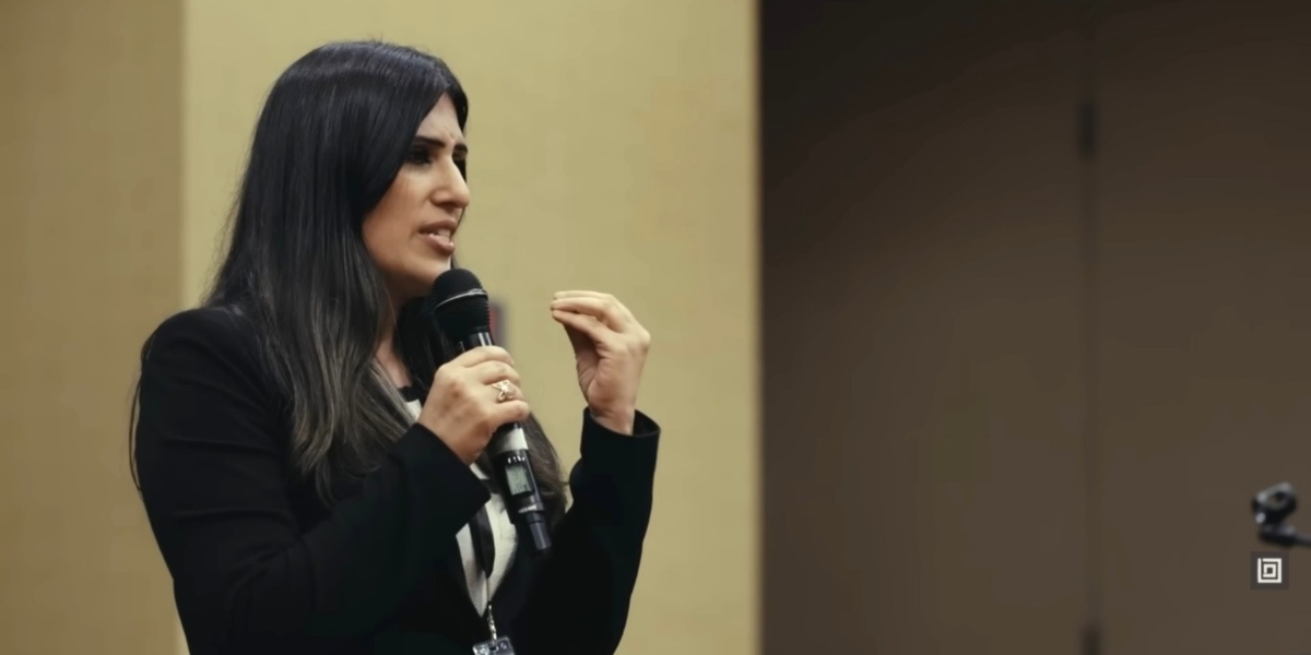 Cristã presa no Irã não nega fé, impacta policial e ele a liberta: “Me ...