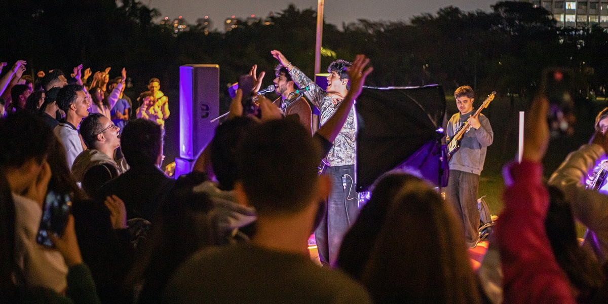Mais de 1.000 jovens se reúnem para clamar por avivamento na USP ...
