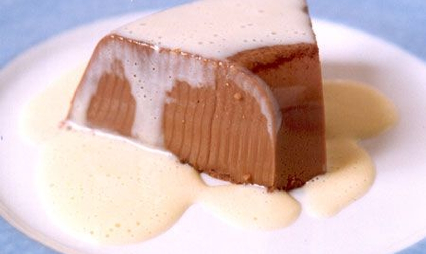 Aprenda a fazer uma sobremesa de Flan de chocolate com creme inglês ...