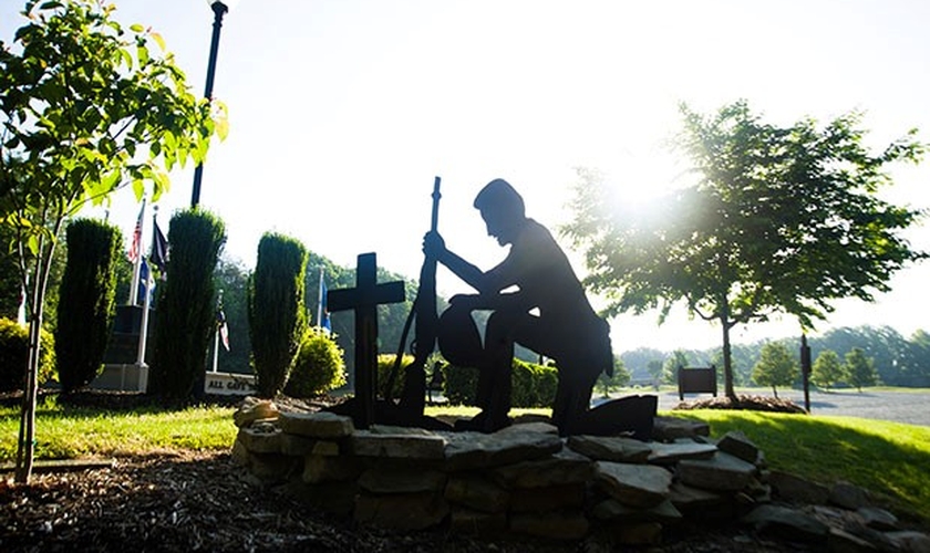 Estátua de soldado em oração é retirada por ateus nos Estados Unidos ...