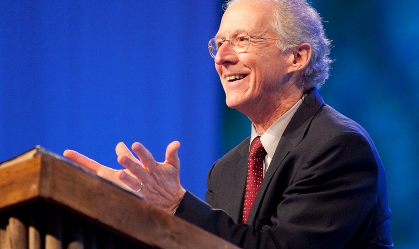 Cristãos devem escolher Deus acima do dinheiro, afirma John Piper - Guiame