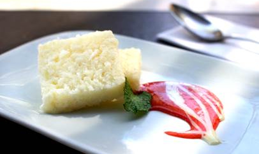 Terrine de Tapioca com redução de morango e leite condensado - Guiame