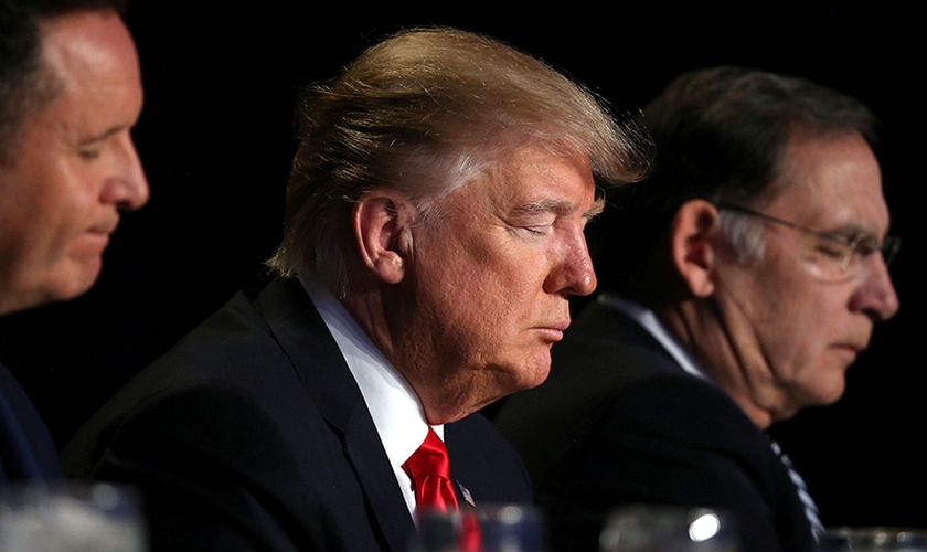 Membros do gabinete de Trump se reúnem semanalmente para orar e estudar ...