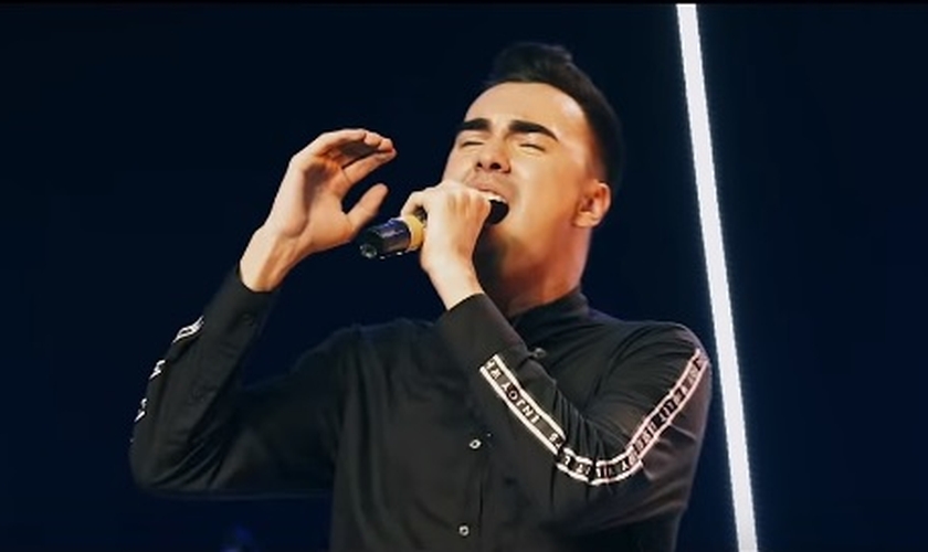 Cantor Netto lança versão ao vivo de "Te Quero Mais Que Tudo" - Guiame