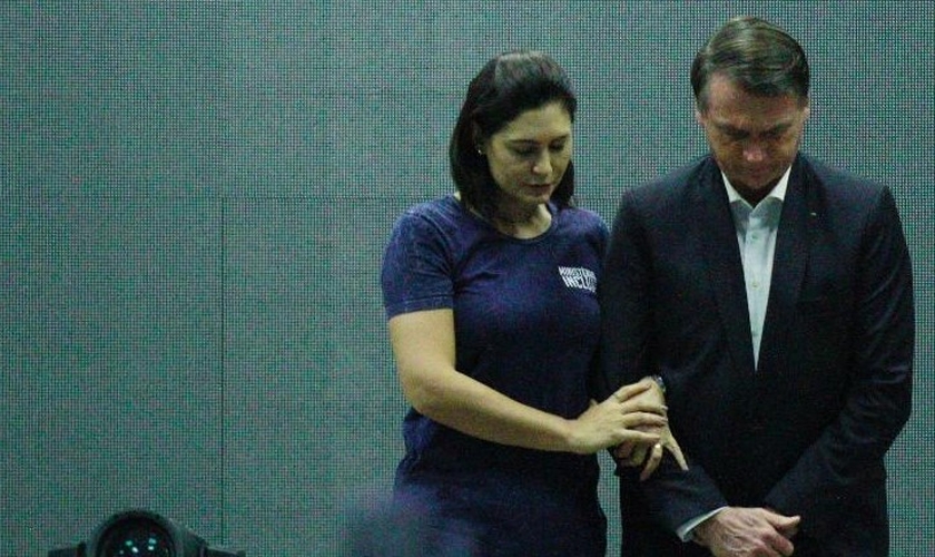 Bolsonaro e Michelle recebem oração em culto no domingo de ...
