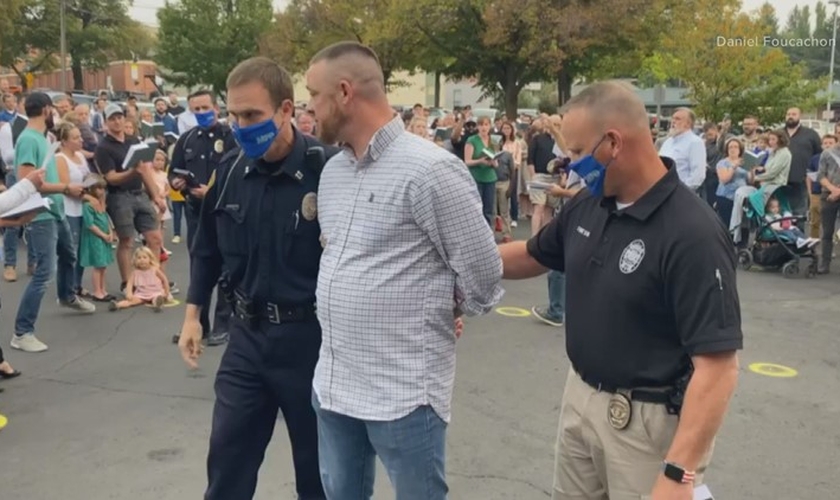 Cristão que havia sido preso por cantar hino ao ar livre é absolvido ...