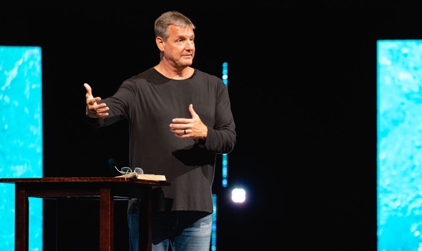 Pastor que confessou ‘pecado do orgulho’ renuncia cargo em megaigreja ...