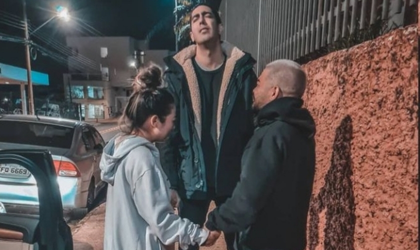 Yudi ora com Jonathan Nemer pela mãe com Covid em hospital: “Deus ...