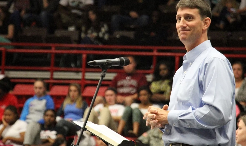 Neto de Billy Graham leva enfermeira a Jesus enquanto luta contra Covid ...