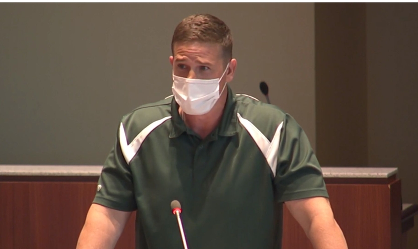 Apesar da resistência, escolas nos EUA obrigam professores a usar ...