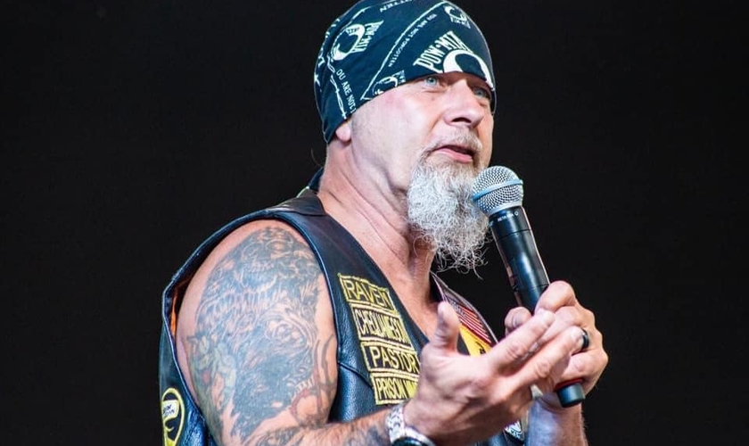 Satanista por 33 anos, preso se converte após livro cristão aparecer em ...