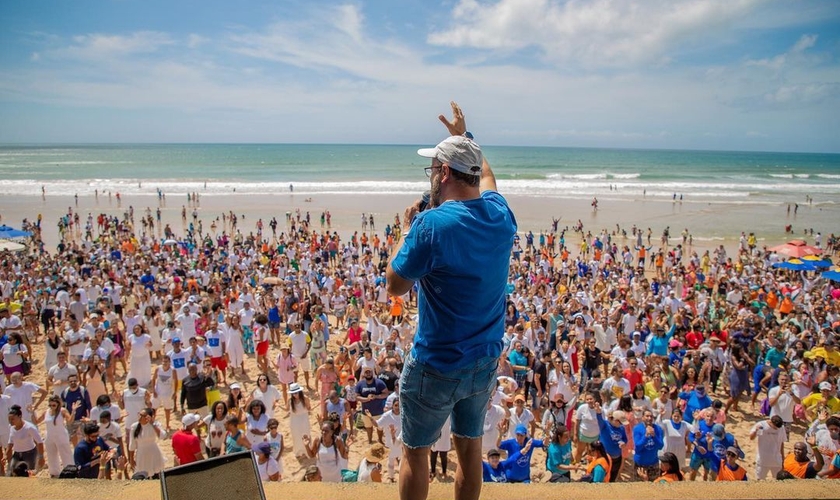 Igreja batiza mais de mil pessoas em praia na Bahia: “Jesus é a melhor ...