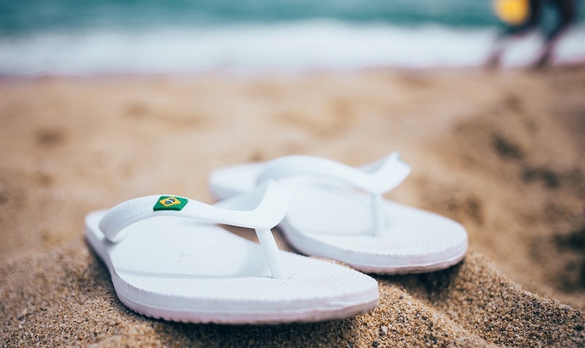 É possível manter o estilo usando chinelos? - Guiame